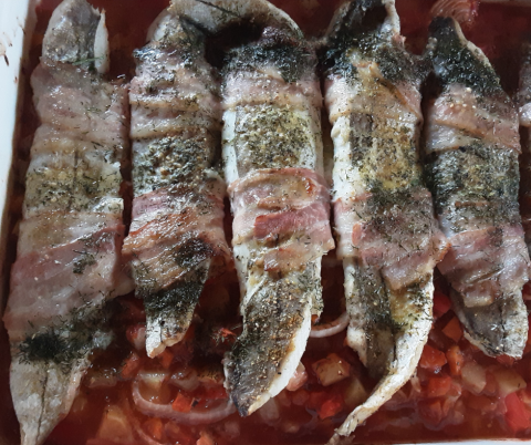 Recept: schelvis met spek op een bedje van groenten | S-Plus vzw